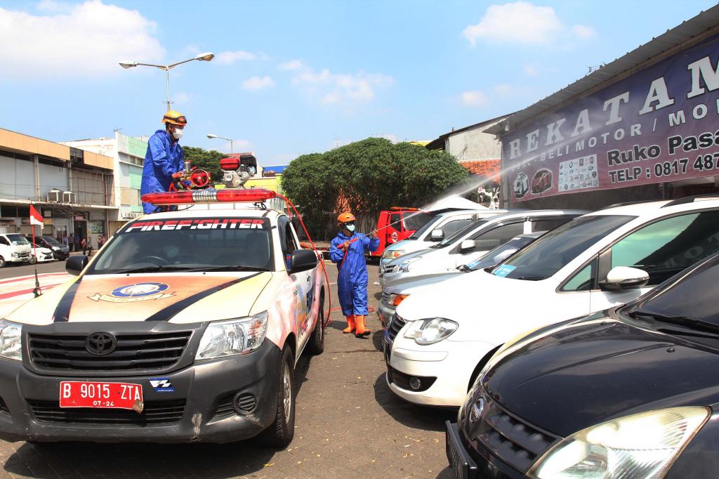 Penyemprotan Disinfektan di Pasar Segar Cinere Depok