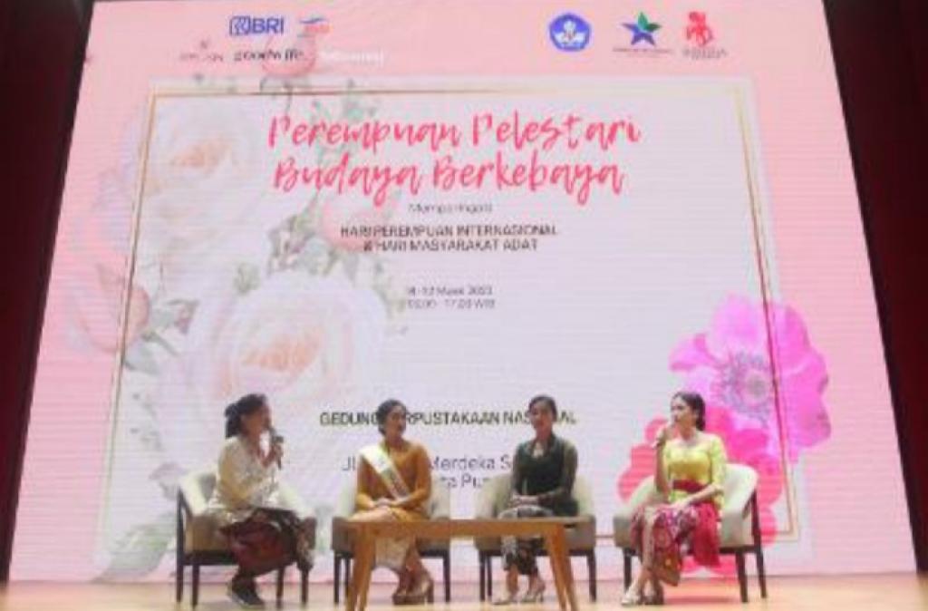 Perempuan Pelestari Budaya Berkebaya