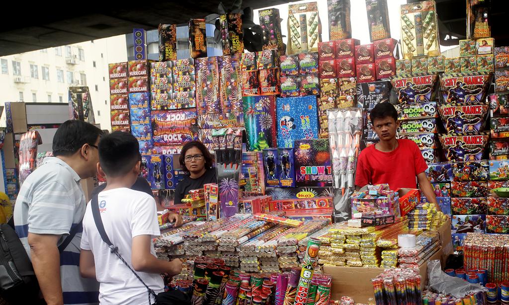 Petasan Kembang Api Di Pasar Asemka