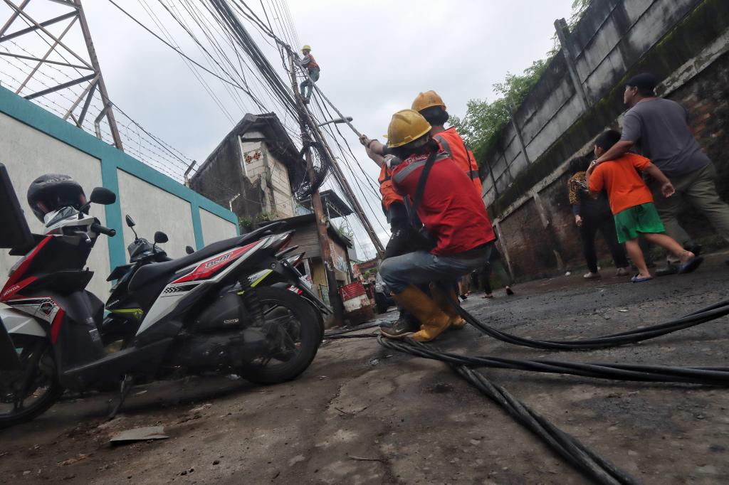 PLN Pulih Aliran Listrik Terdampak Meledaknya Depo Pertamina