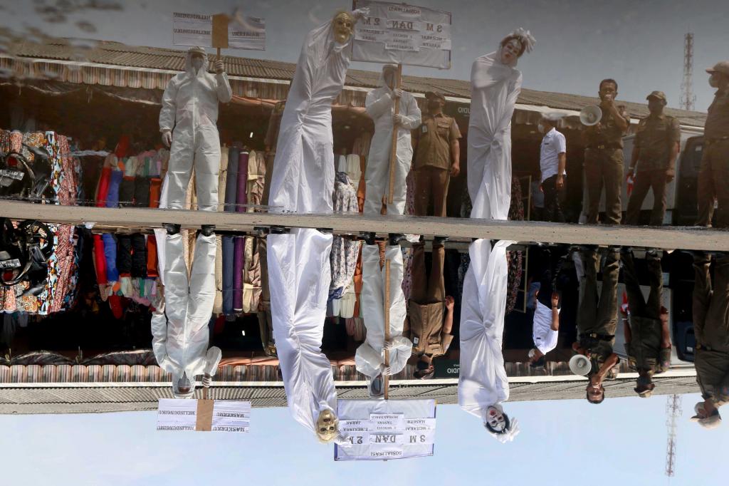 Pocong Sosialisasi Protokol Kesehatan di Pasar Cipadu Tangerang