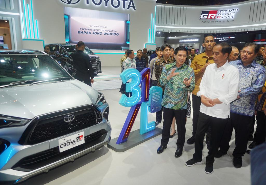 Presiden Jokowi Melihat Toyota Yaris Cross Hybrid Di IIMS