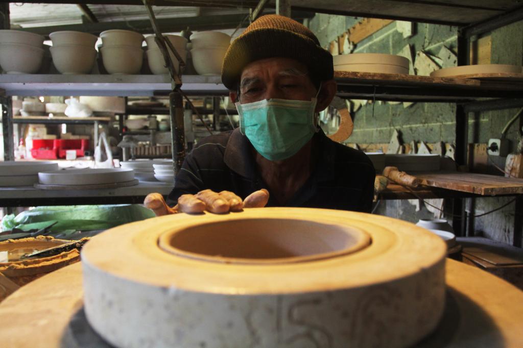Produksi Keramik Bertahan di Masa Pandemi