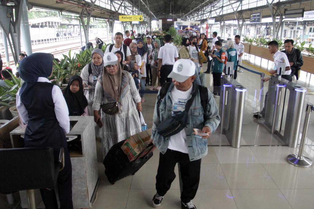 Puncak Arus Mudik Di Stasiun Pasar Senen