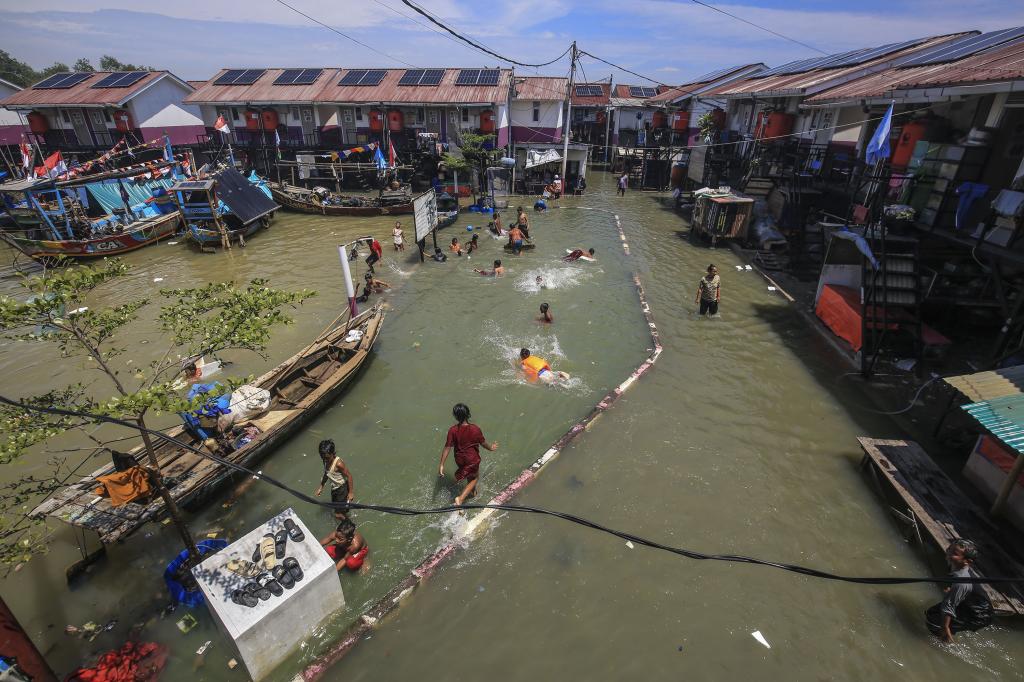 Rob Setengah Meter Genangi Muara Angke, Warga Tetap Beraktivitas