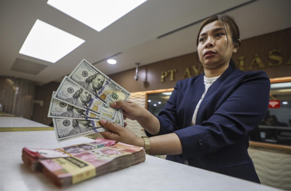 Rupiah Melemah Ke Level Terendah