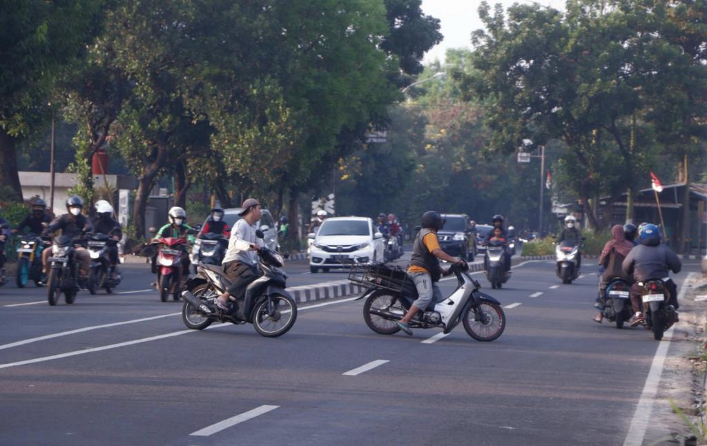 Sepeda Motor Lawan Arah Di Kawasan Lenteng Agung