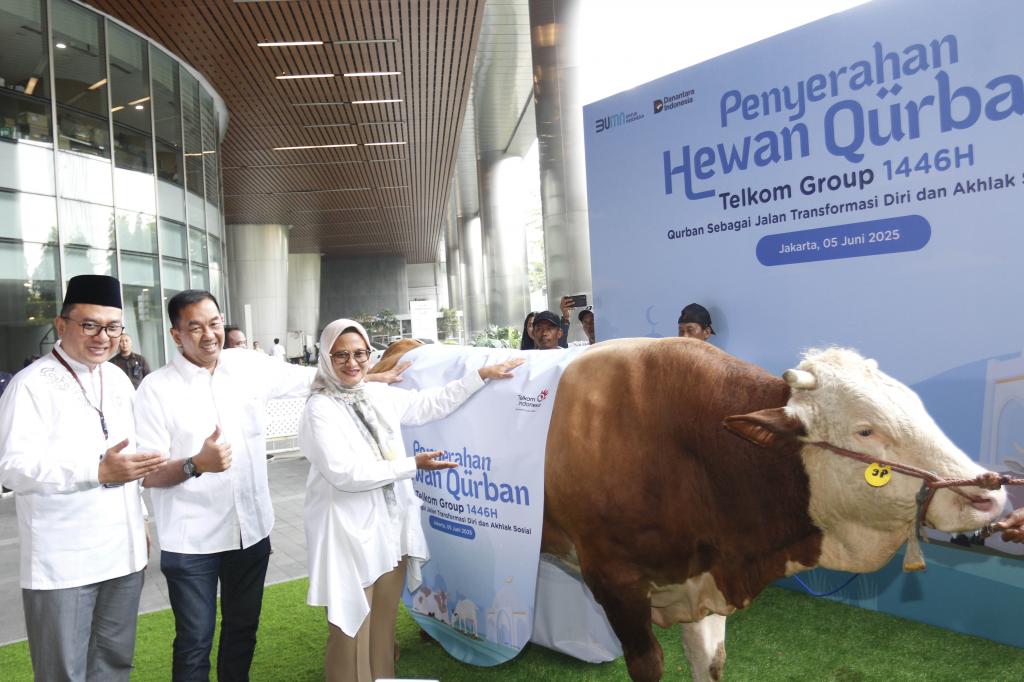 Telkom Serahkan Hewan Kurban