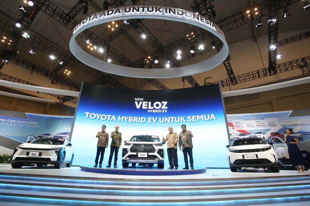 Toyota Perkenalkan MPV Hybrid Terbaru