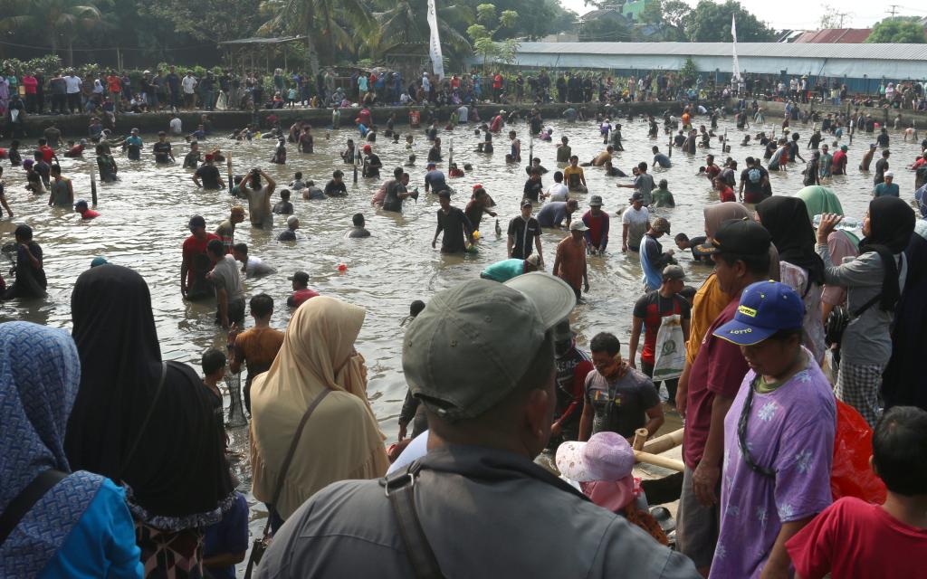 Tradisi Ngubek Empang Di Depok