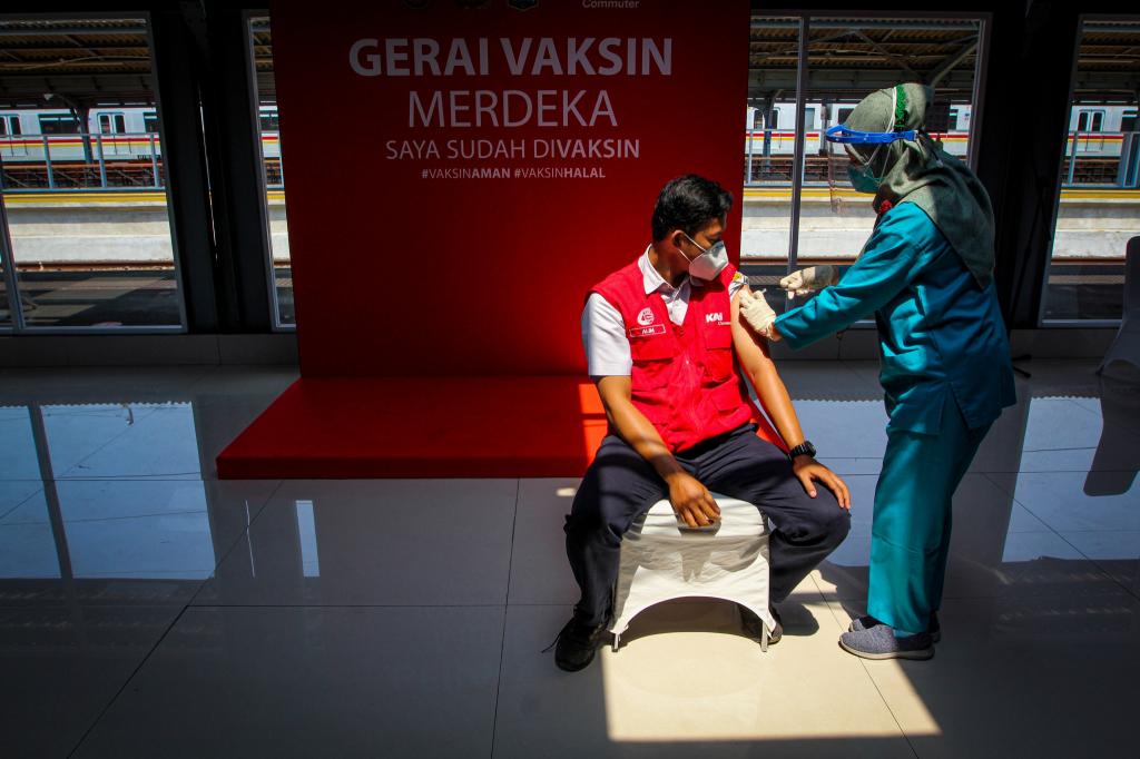 Vaksinasi Covid-19 di Stasiun Kota