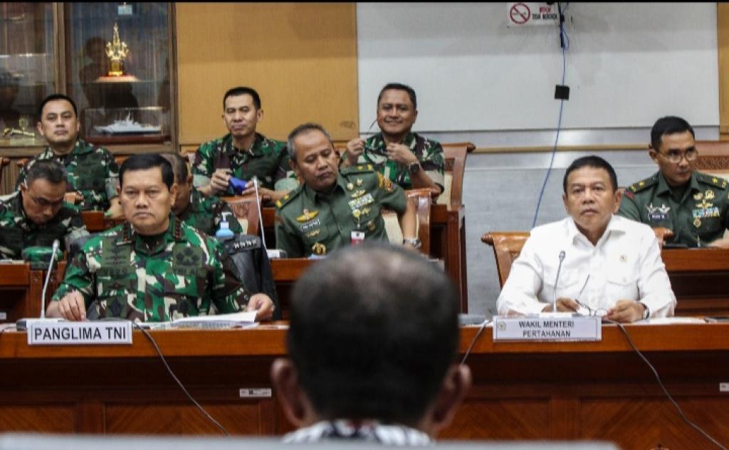 Wamenhan dan Panglima TNI Raker dengan Komisi I DPR Bahas Hibah Alpalhankam