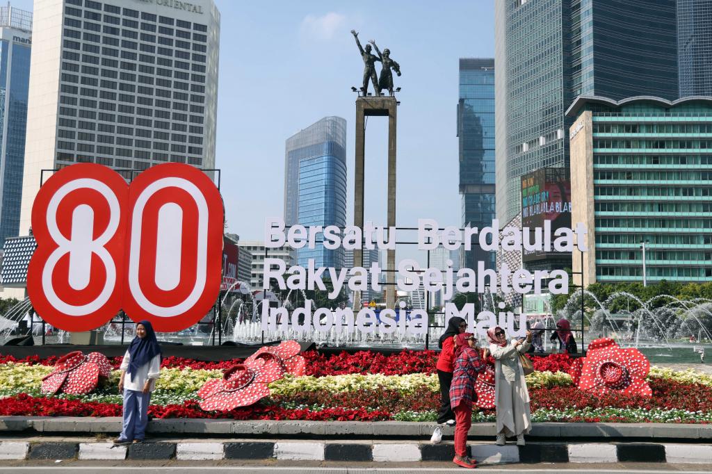 Warga Ramaikan Bundaran HI Dengan Swafoto Di Ornamen HUT Ke-80 RI