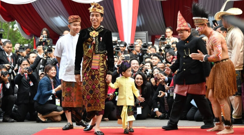 Riwayat Busana Adat Jokowi Dalam Upacara HUT RI, Tahun Ini Pakai Baju Kaltim